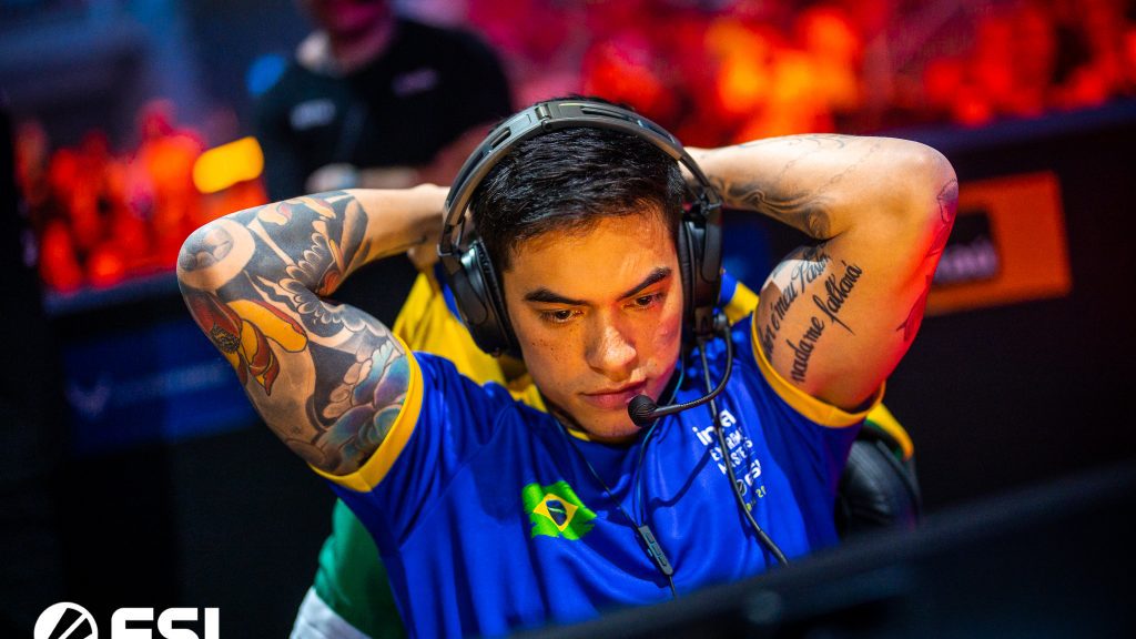 CS:GO: fnx monta time com amigos e veteranos