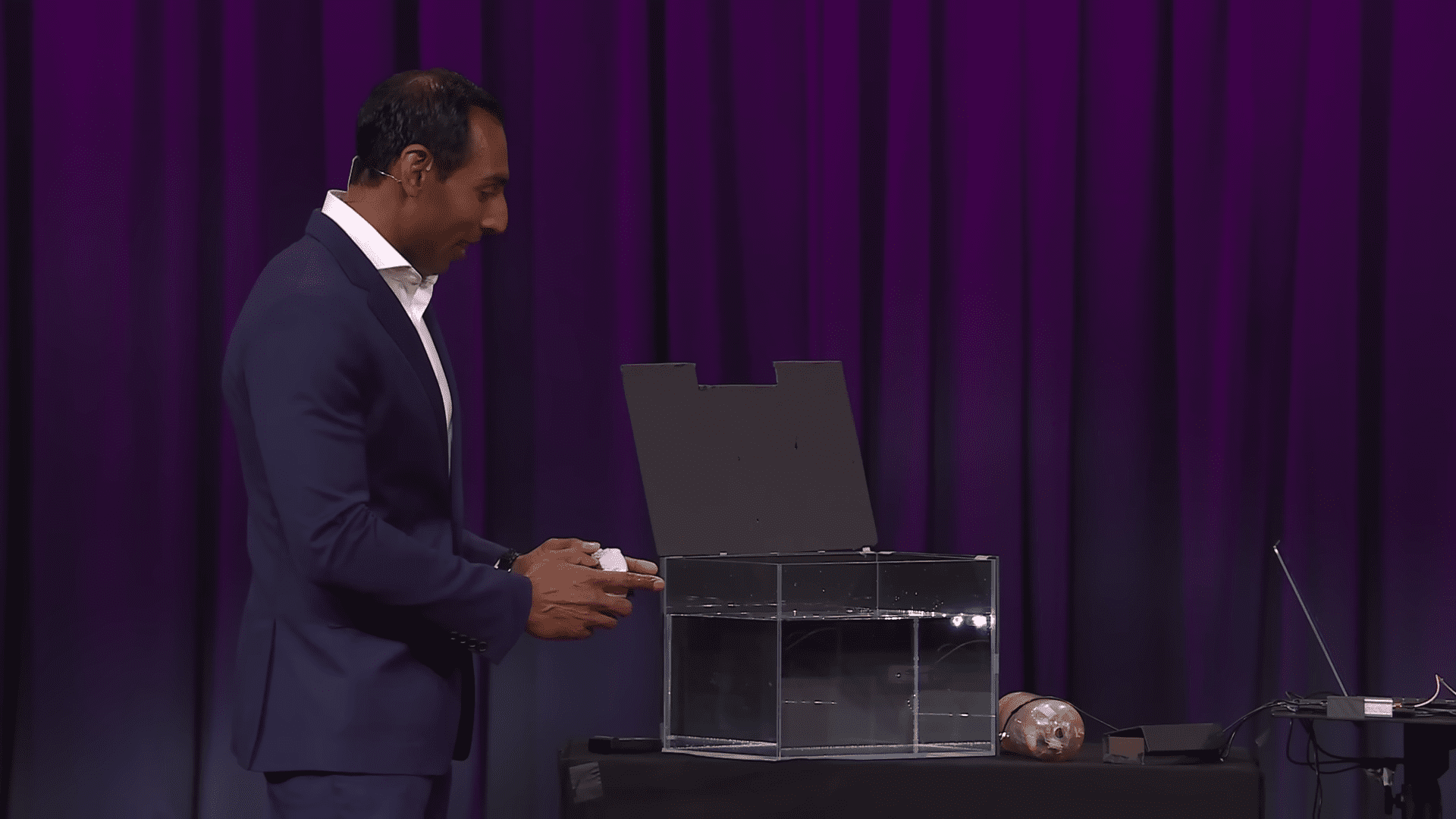 Controle DualSense é usado para visualizar interior do estômago de ...