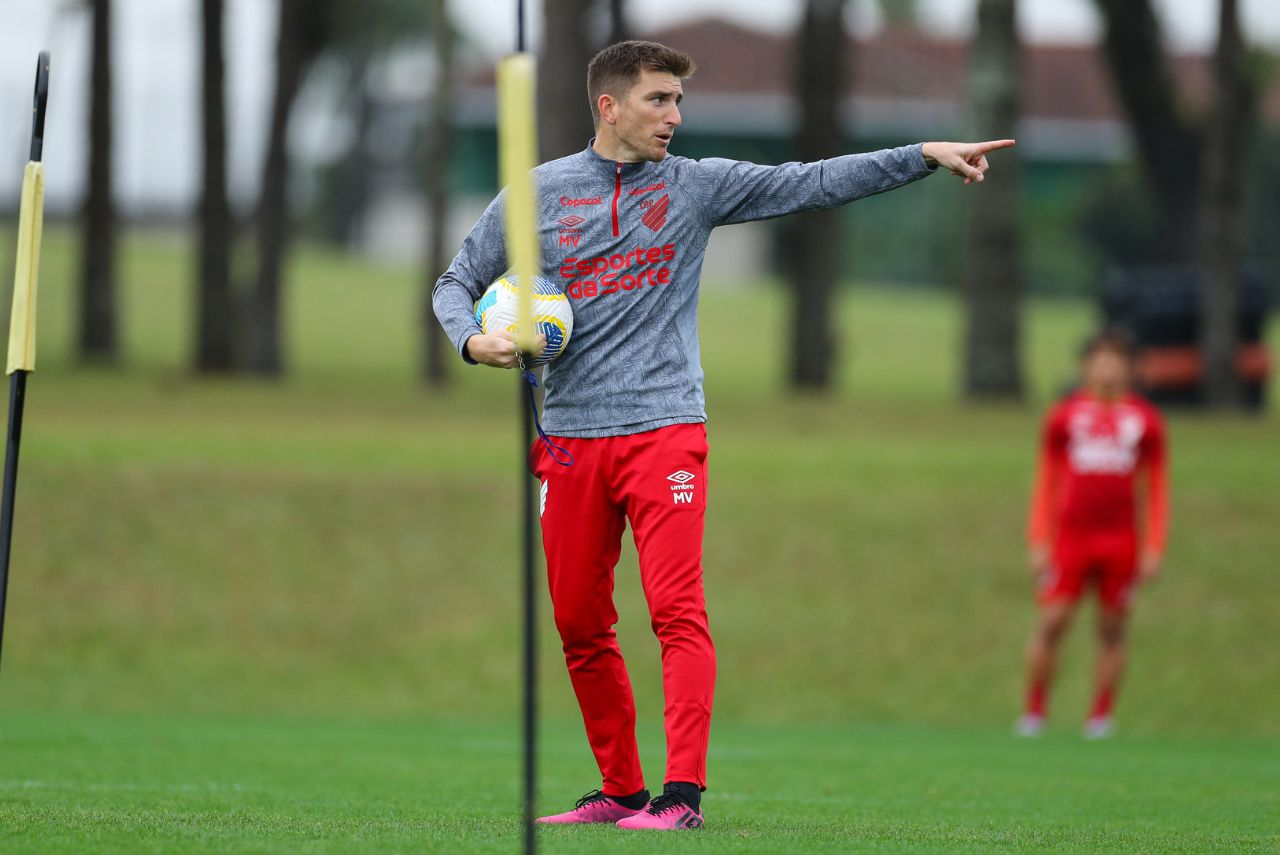 Martín Varini, do Athletico-PR, se torna treinador mais jovem dos ...