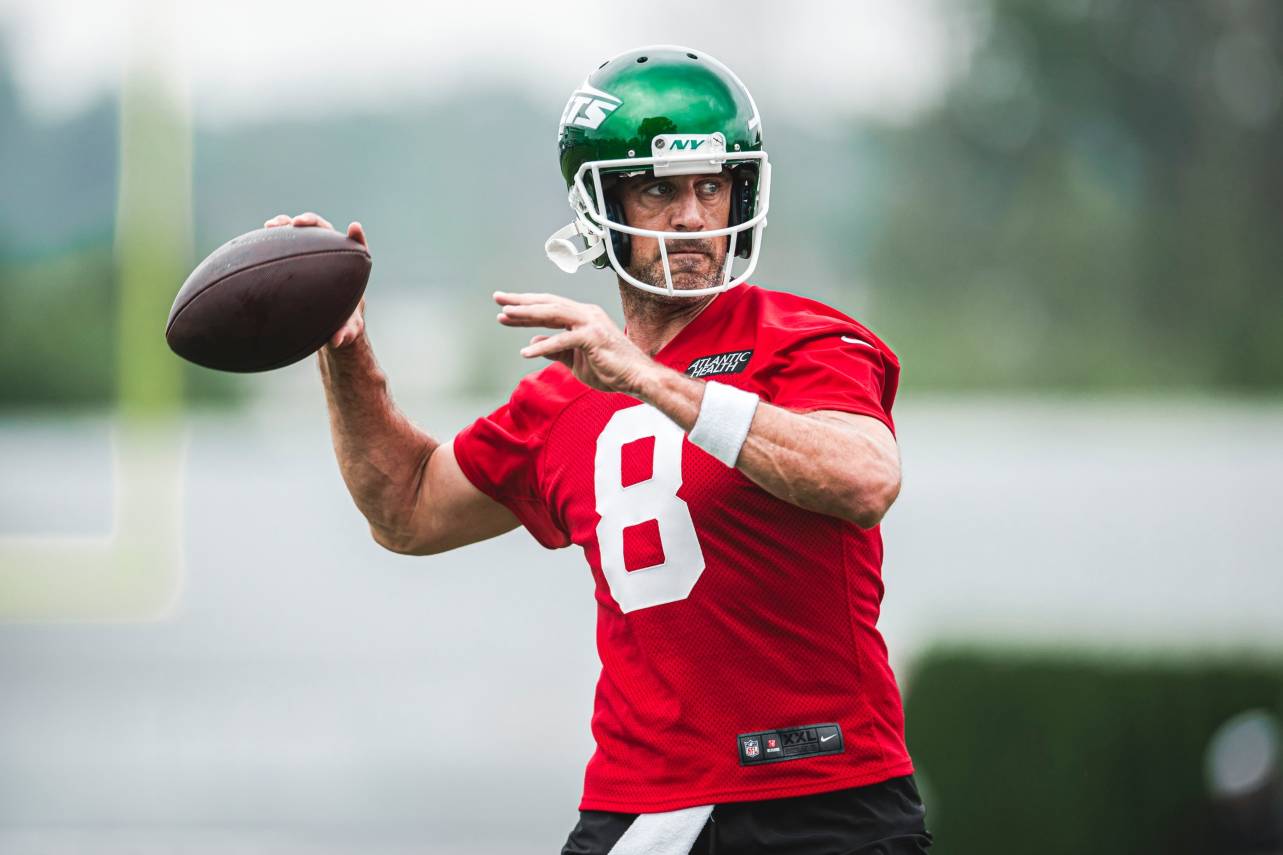 Aaron Rodgers nega problemas internos após ser multado por faltar ...