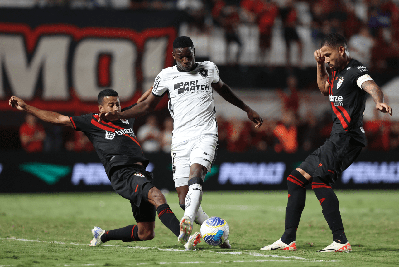 Botafogo goleia o Atlético-GO e retoma momentaneamente liderança da ...