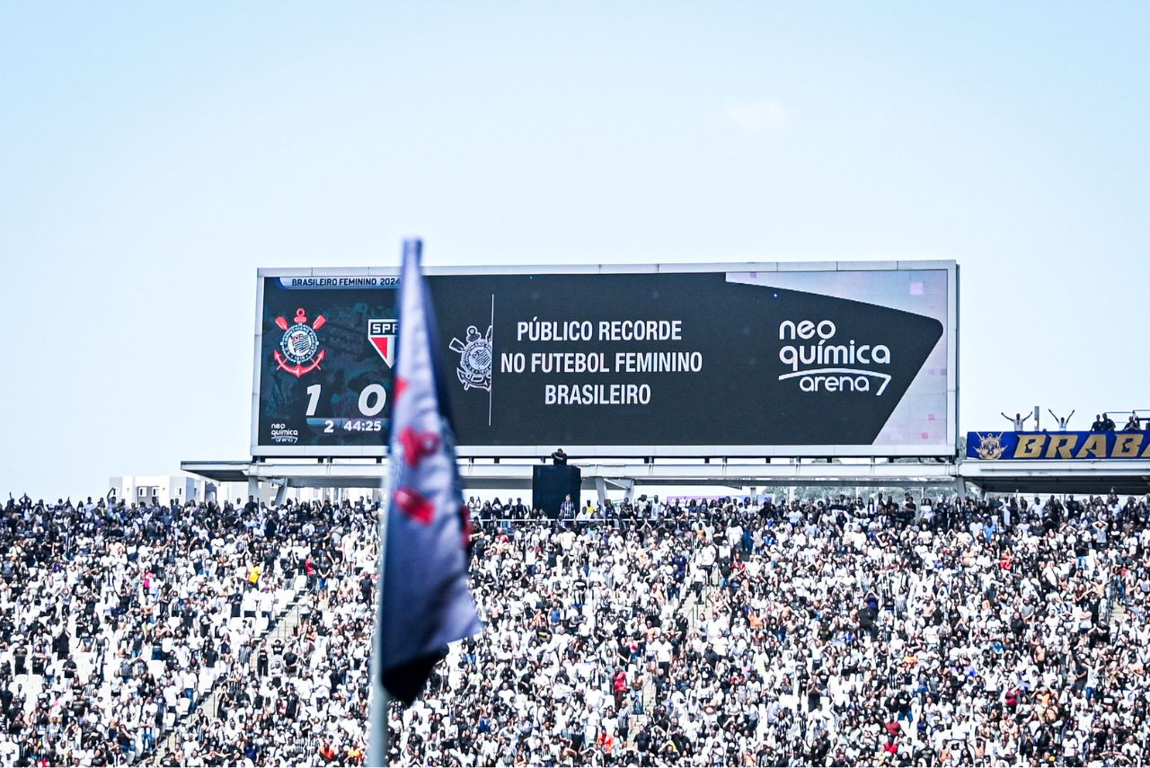 Corinthians quebra próprio recorde de público na final do Brasileirão ...