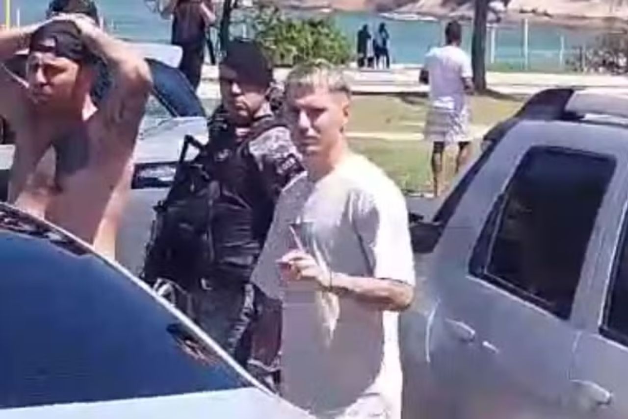Varela, do Flamengo, é flagrado em meio a confusão com torcedores do ...