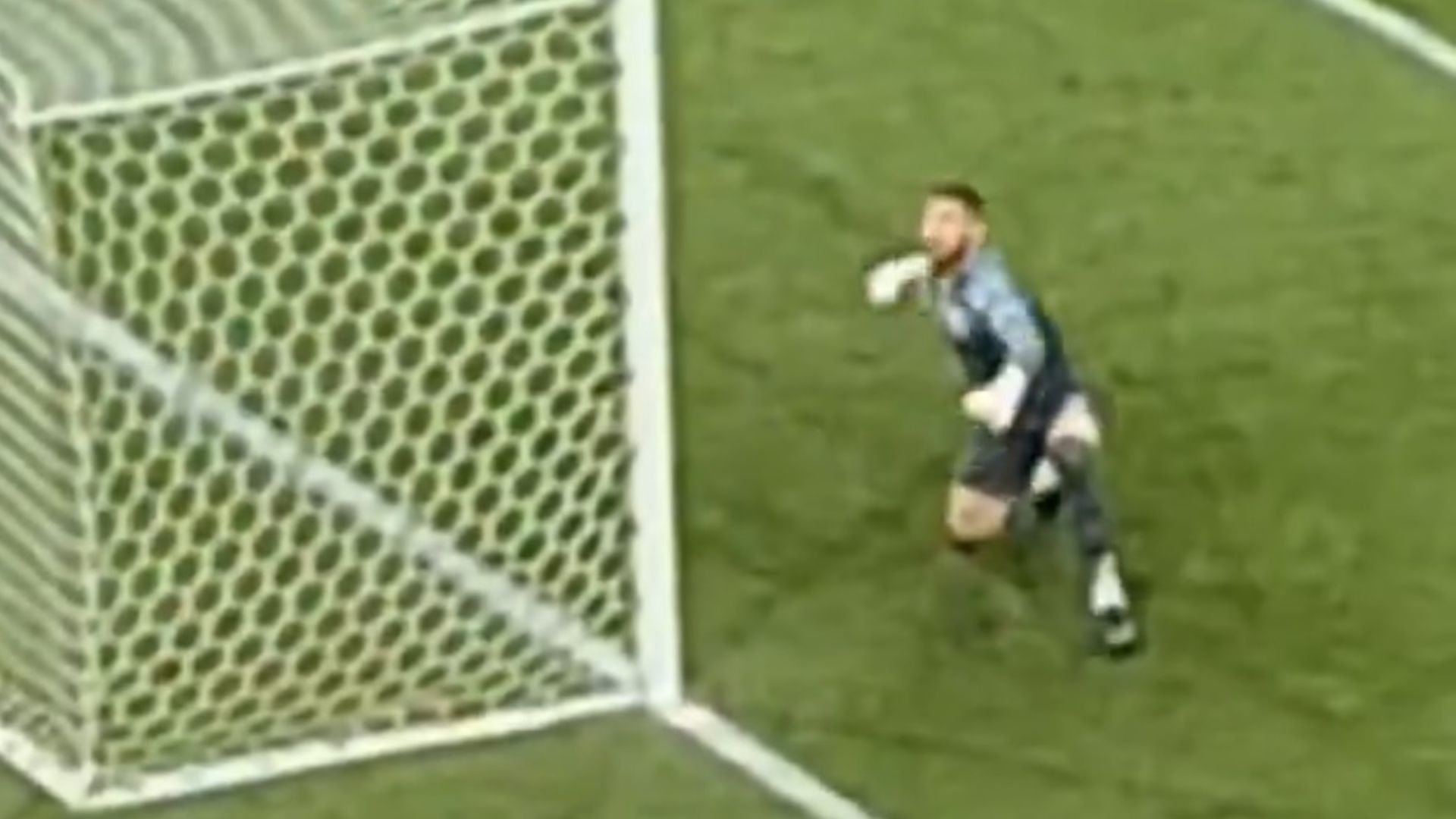 Goleiro do Paraná esquece do jogo após defender pênalti e leva gol no ...