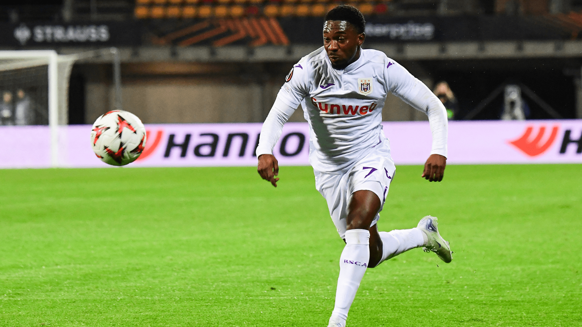 Francis Amuzu desembarca em Porto Alegre para assinar com o Grêmio ...