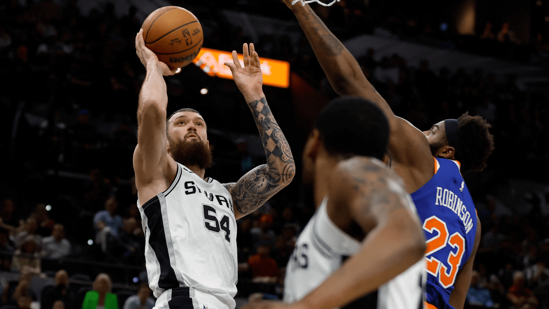 Pivô do San Antonio Spurs quebra recorde da NBA saindo do banco de ...