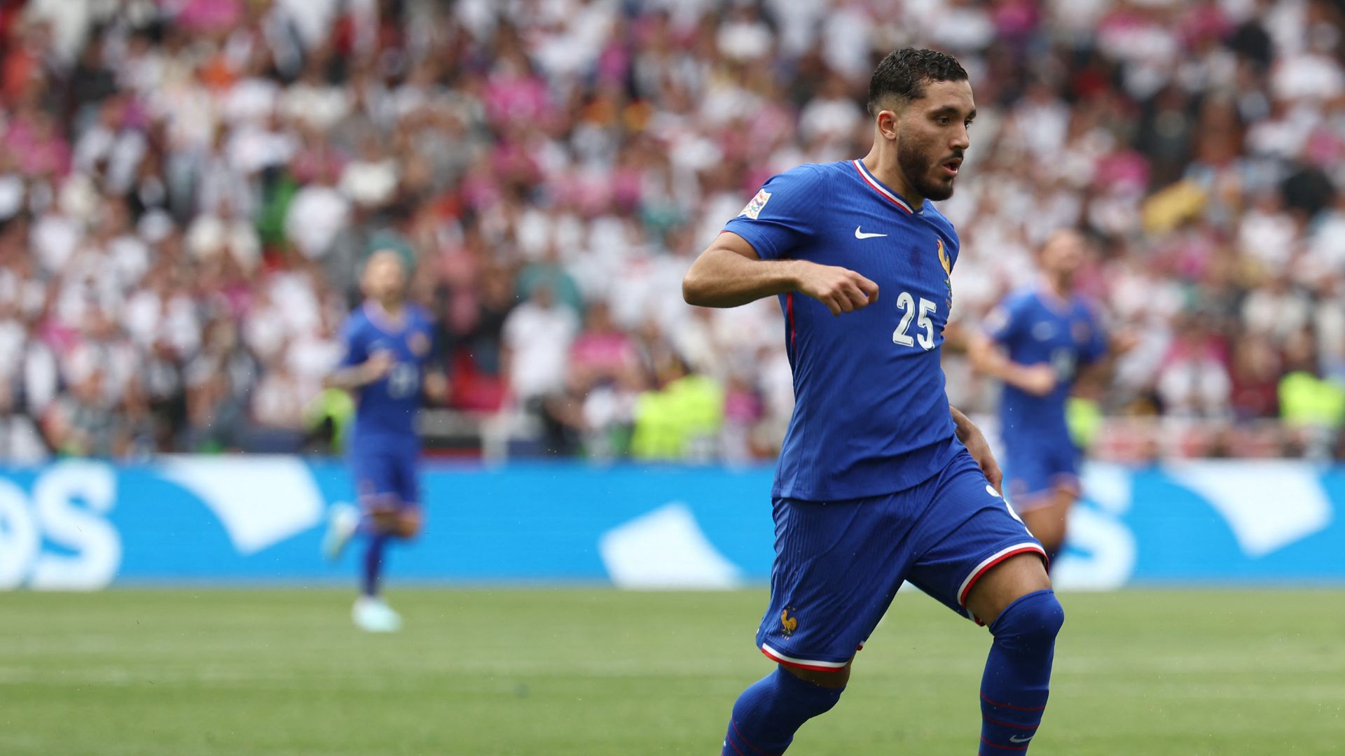 Manchester City acerta contratação de Rayan Cherki, destaque do Lyon ...