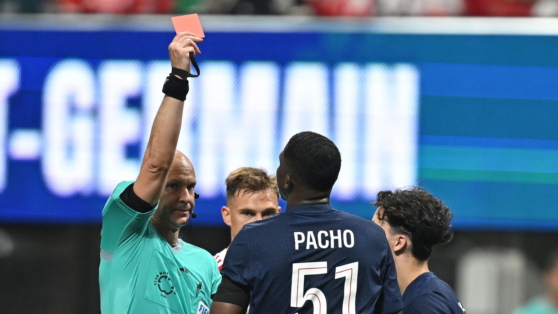 Após expulsão, Pacho e Lucas Hernández, do PSG, são punidos com dois ...